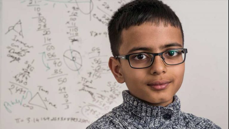 Niño genio supera el coeficiente intelectual de Albert Einstein y ...