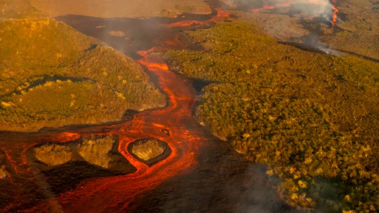 El volcán Wolf, el más alto de las islas Galápagos, entra en erupción