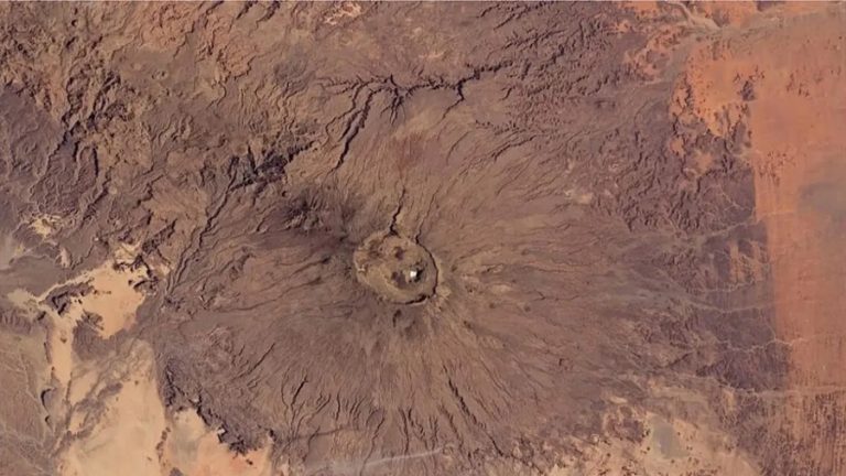 NASA captura imagen de un lago salado en un volcán extinto del Sahara ...