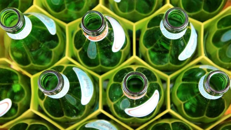 El mito del vidrio se tambalea: descubren más microplásticos en las ...
