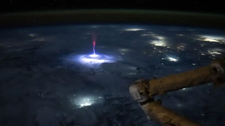 Astronauta capta un chorro gigantesco en cámara - Investigación y ...