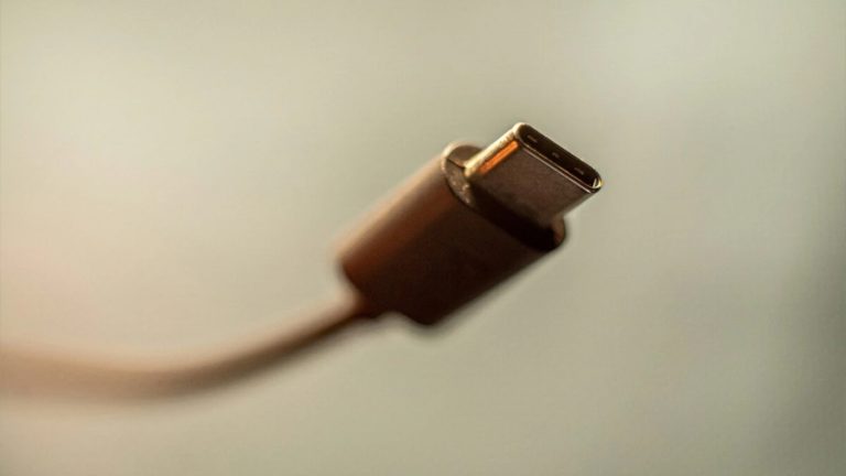 Apple no quería cambiar al USB-C y un investigador descubre por qué ...